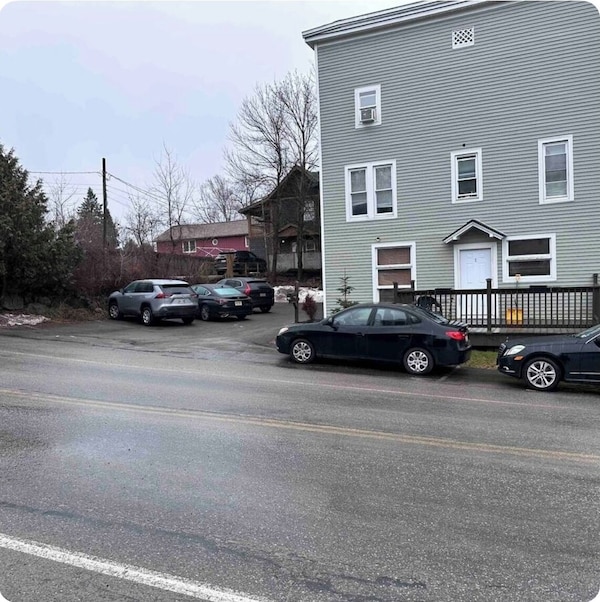 Cozy 2-bedroom Apartment In Charming Lake Placid With Wifi - Saranac Lake, NY
