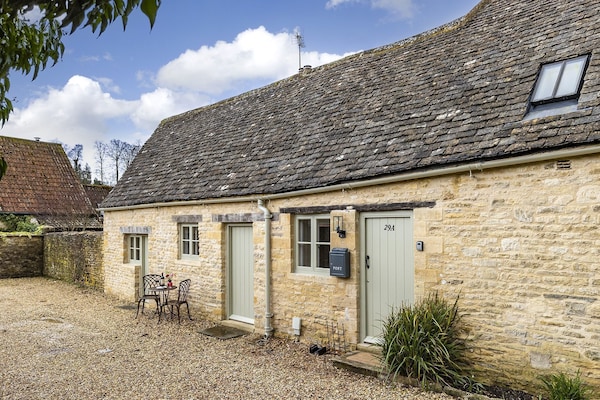 Beautifully Presented Grade Ii Listed - Little Bird Cottage - Cirencester