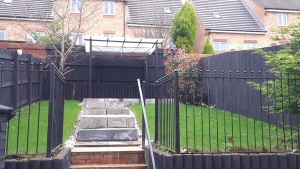Spacious 3-bedroom House -Wifi & Private Parking For 2 Cars In Charming Salford - Bury
