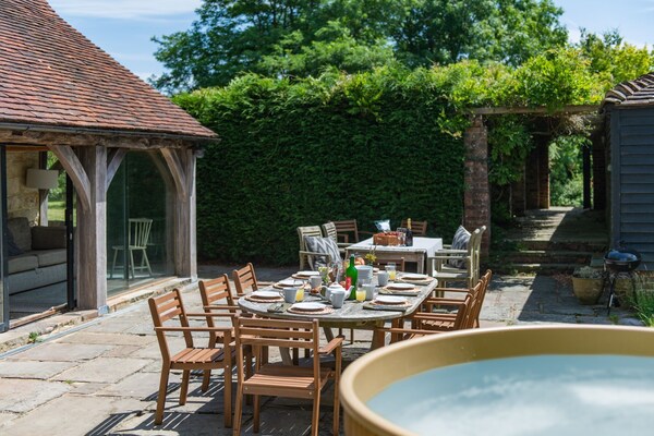 Masketts Barn - Sleeps 13 In Period Barn - Uckfield
