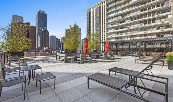Longterm Living In Chicago: 3br Luxury Lakefront@oak St Beach--pool, Gym, Decks - Illinois
