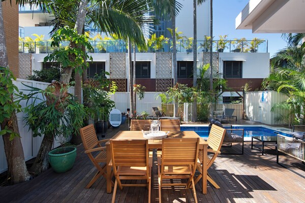 Genoa Beach House. - Where Coastal Charm Meets Ultimate Comfort. Pet Friendly - Surfers Paradise