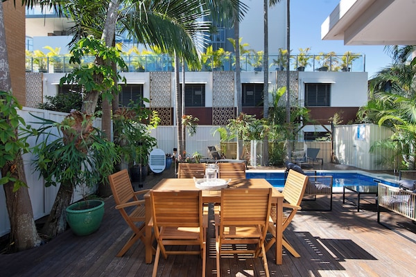 Genoa Beach House. - Where Coastal Charm Meets Ultimate Comfort. Pet Friendly - Surfers Paradise