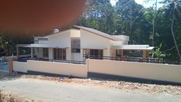 3 Bedroom Tropical Villa With A View - Ac In 2 Bed Rooms - Chengannur