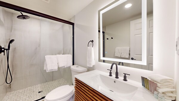 Comfortable Coastal Retreat With Two Queen Beds - Suite Room - Cape May