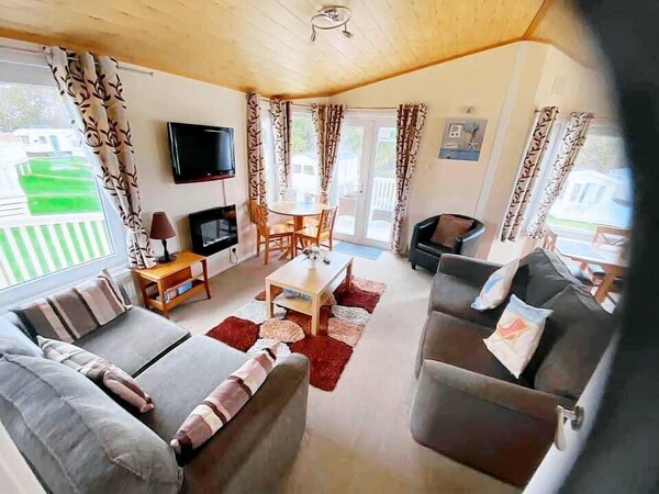 Coastal Lodge Retreat, Child & Pet Friendly - Isle of Wight