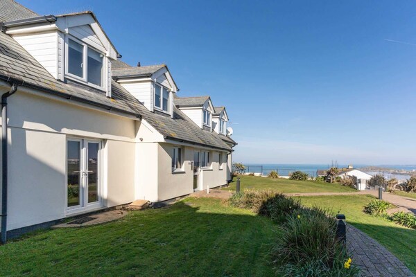 Stylish Apartment, Garden With Beautiful Sea Views - Newquay