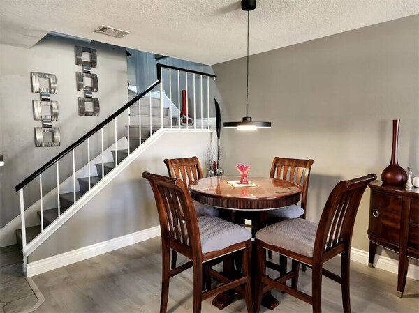 Beautiful 2bdrm-3bth Townhome, Attached 2 Car Garage, Pool, Gated Community - Ontario