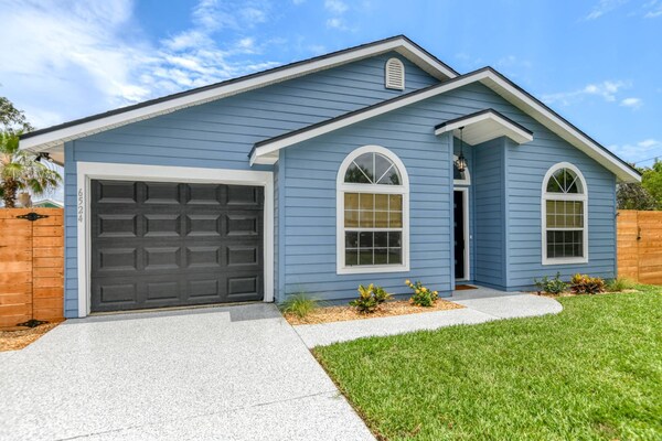Brand New Home! 4 Minute Walk To Beach, Hot Tub, Fully Fenced Backyard, $300 In Free Tickets Per Day - Crescent Beach, FL