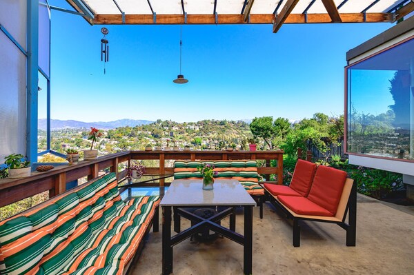 Scenic Retreat With Deck & Stunning Views In La - Burbank, CA