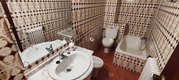 Piso Centrico Amplio Y Limpio Con Dos Baños - Albacete