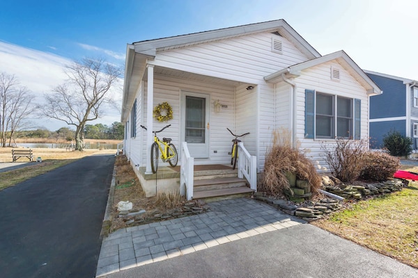 Waterfront! Sunroom, Private Dock, Boat Tie-up & Near Town - Maryland