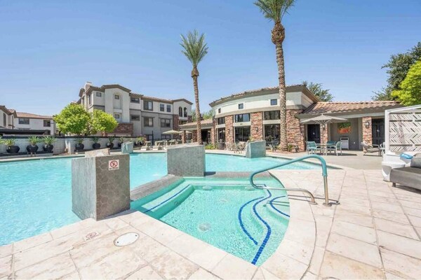 Luxe 1br By Stadium Pool, Parking, Gym 03 - Glendale, AZ