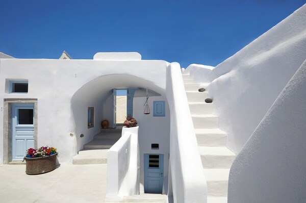 Panoramic And Sunset View In A Cave House At Pirgos Kallisti - Oia