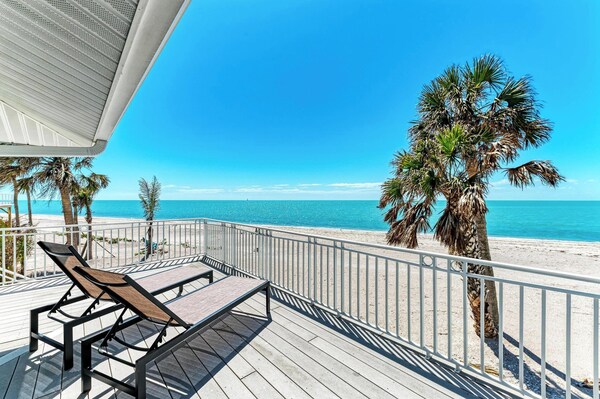 Beachfront Palace With Birdseye Rooftop Deck - Englewood