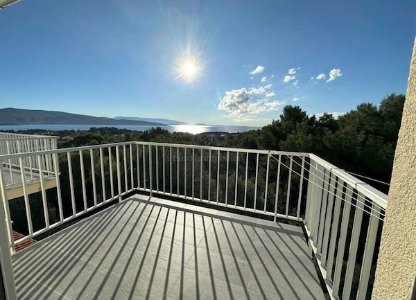 Big Sea View Apartment Within Walking Distance Of The Old Town, Beach And Shops - Krk