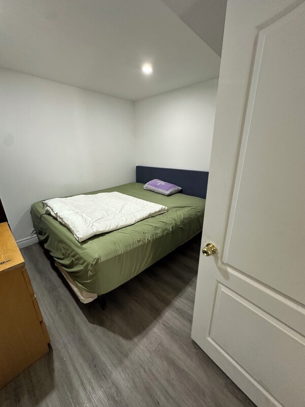 Large 1-bedroom | King Bed | Full Kitchen & Bath | Near Ontario Tech - Oshawa