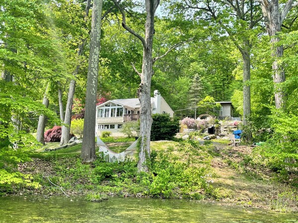 Enchanting Lake Front Chalet With Backyard And Fire Pit. Dog Friendly. - Fahnestock State Park, Carmel Hamlet