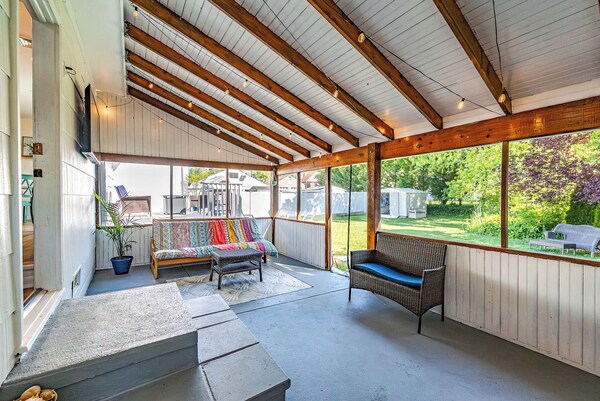 Bayview Breeze - Modern Escape With Screened Porch - Egg Harbor Township, NJ