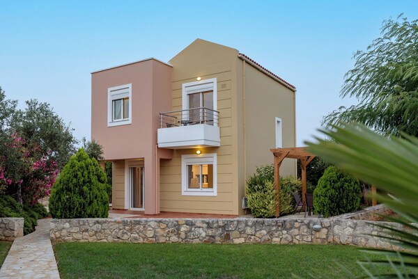 3-bedroom Villa Myrtus, Spacious Retreat, Garden&relaxing Pool, Fast Wifi, Ac - Chania