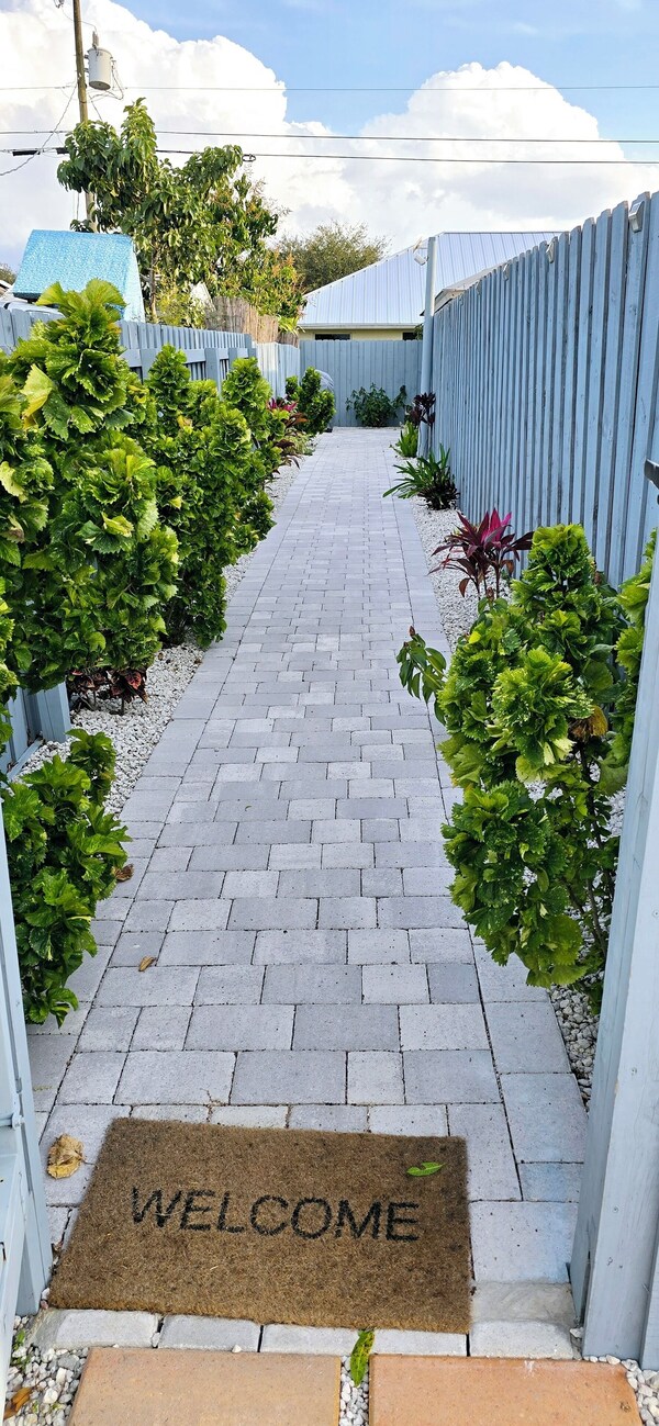 Guest House With King Bed, Sofa Bed, Laundry Inside, Sleep 4, Totally Private. - Port St. Lucie, FL