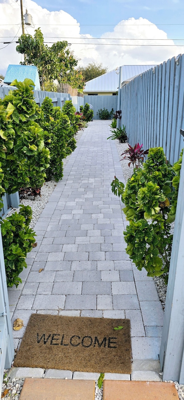 Guest House With King Bed, Sofa Bed, Laundry Inside, Sleep 4, Totally Private. - Port St. Lucie, FL
