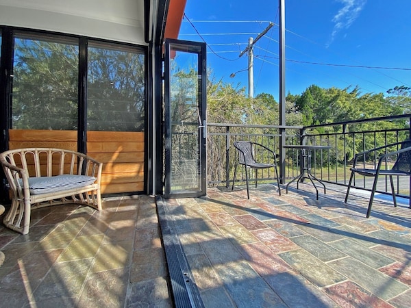 Large Five Bedroom Home Close To Rock Wall - North Stradbroke Island