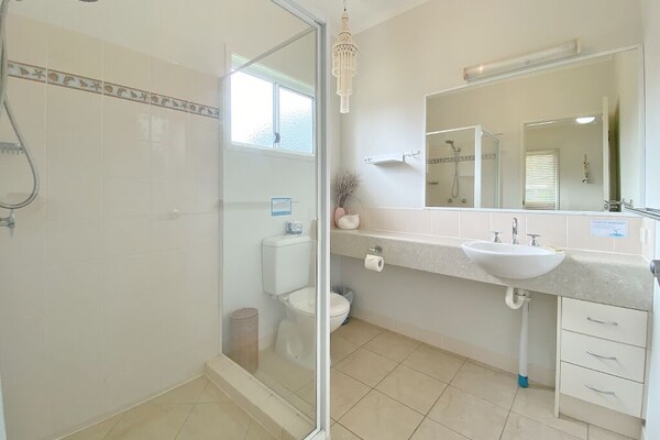 Neat 3 Bedroom House With Bush Outlook - North Stradbroke Island