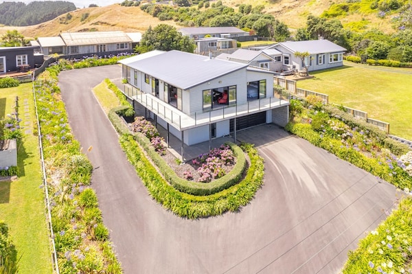 Sunset Escape - Stunning Beachfront Views - Whanganui