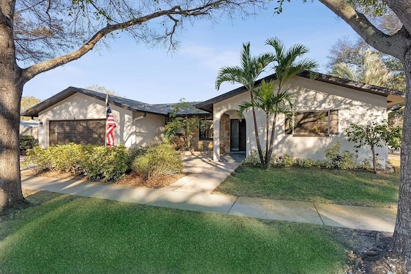 Pool Spa Eden, 12 Min To Beach, Modern & Stylish/private Fenced Yard - Clearwater, FL