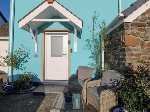 The Hollybush, Pet Friendly, With A Garden In Kilgetty - Narberth