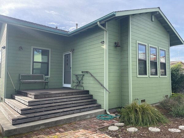 Charming & Cozy Adu Oasis With Modern Comforts & Outdoor Charm - Kensington, CA