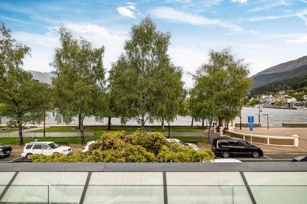 Ben Lomond 1 -Top-floor Lakeshore Apartment - Queenstown