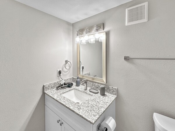 Chic 1-bedroom Corporate Apartment With Wifi, Fitness Room In Cool Addison - Irving, TX