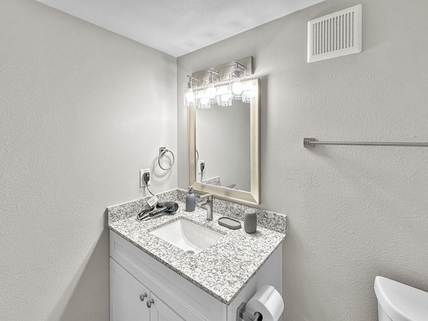 Chic 1-bedroom Corporate Apartment With Wifi, Fitness Room In Cool Addison - Lewisville