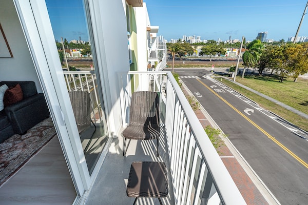 Fantastic 2/2 Apt In Hallandale Beach With Wifi, Ac - Pembroke Pines, FL