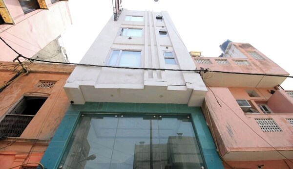 Lovely Hotel Room With Ac In Bustling Dl - Nueva Delhi