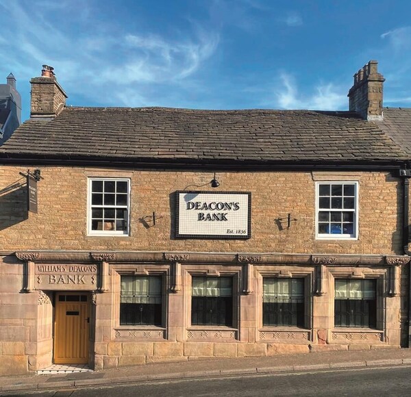 Former 18th Century Bank, Now Contemporary Apartment With Michelin Guide Rated Restaurant - Buxton