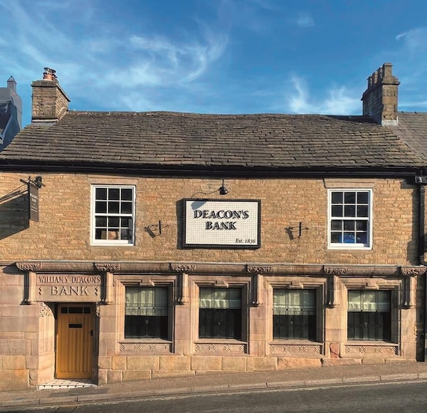 Former 18th Century Bank, Now Contemporary Apartment With Michelin Guide Rated Restaurant - Edale