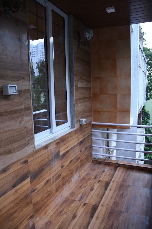 Swank At 11 1bhk Apartment, Khar West - Mumbai