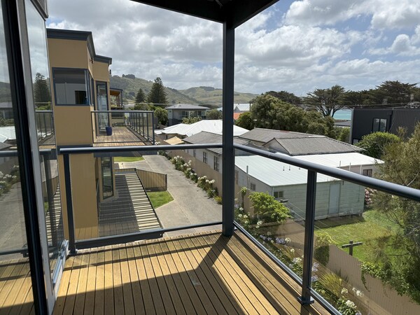 Ocean Breeze Townhouse: Close To All! - Apollo Bay