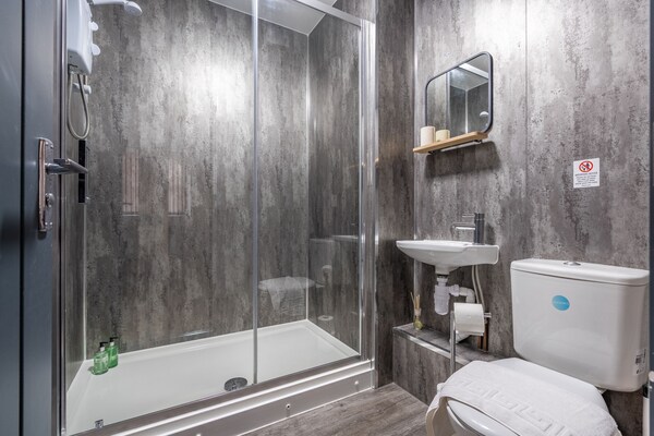 Crown Street Apartments - 7a, Town Centre - Telford
