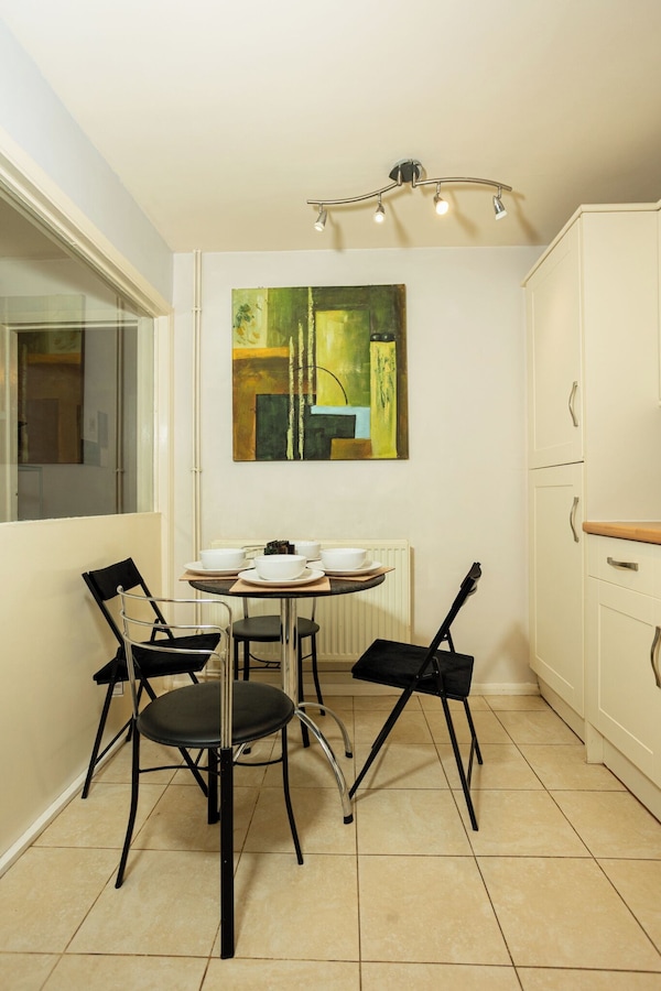 Charming And Cosy Home- Sleeps 4, Free Parking, Private Patio - Central Warwick - Warwick