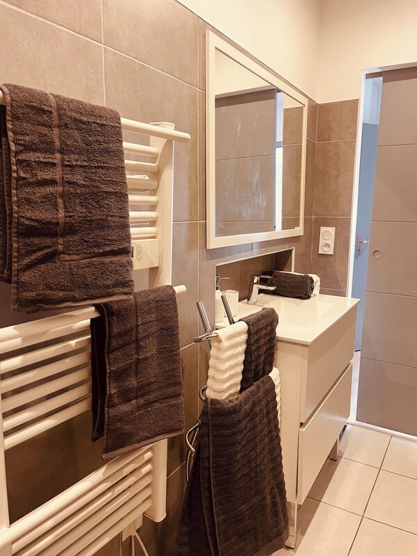 Le Félicité: Spacious P4 / 98 M2 + Parking Lot - Nimes