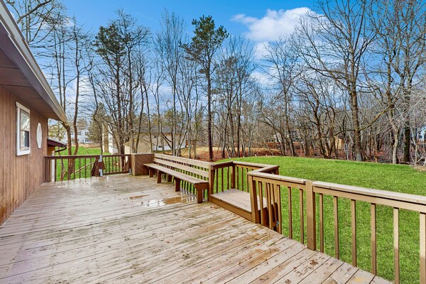 Spacious Home W/2 Living Rooms, Deck, Community Indoor & Outdoor Pools - Pocono Mountains, PA