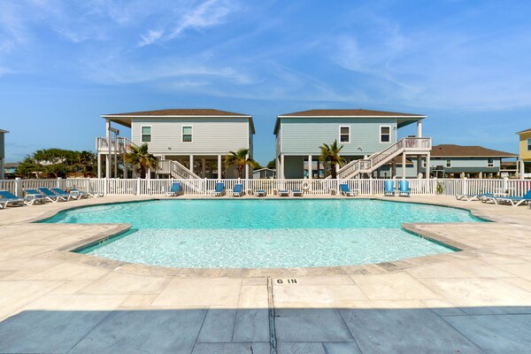 Coastal Retreat With Water View And Outdoor Hangout - Steps To Sand - Rockport, TX