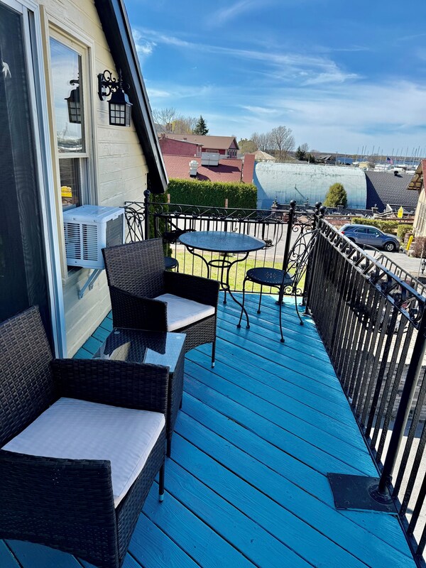 Cozy Lakeside Downtown Apartment C - Sackets Harbor, NY