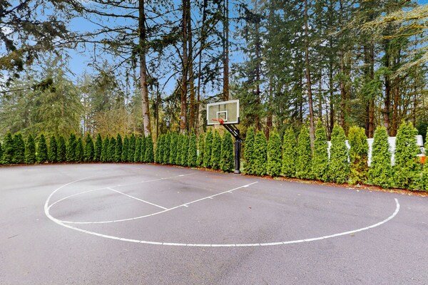 Secluded Modern Escape In Snohomish With Private Sport Court - Snohomish, WA