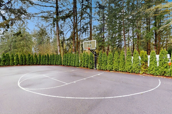 Secluded Modern Escape In Snohomish With Private Sport Court - Snohomish, WA