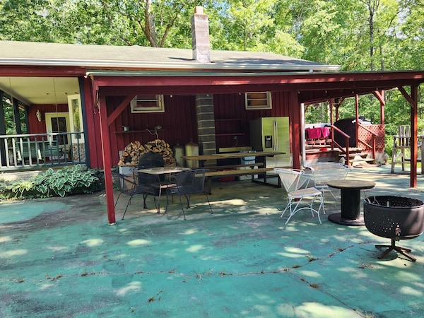 Rustic Red Cabin On Kerr Lake - Clarksville, VA
